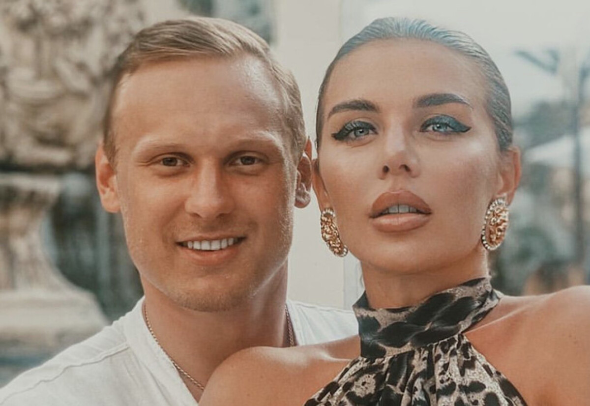 Пожирает взглядом: Анна Седокова показала своего молодого мужа ...