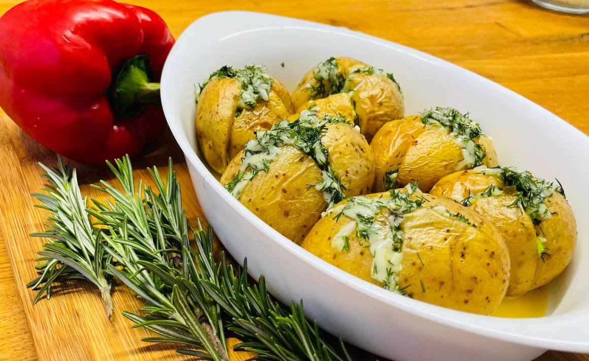Суперсмачний рецепт запеченої картоплі з сиром та часником легко і швидко